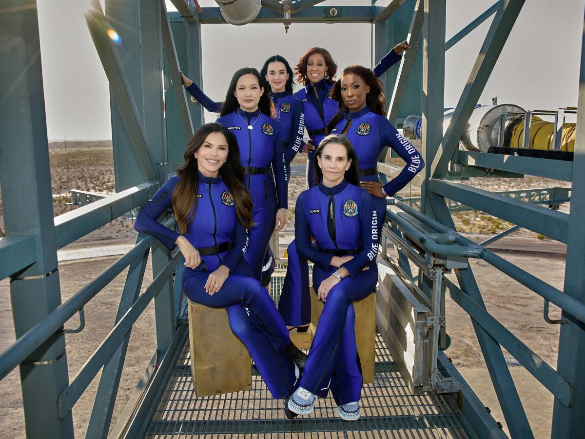 Lady Bezos, Katy Perry and Stellar Tourists. A success the flight in ...