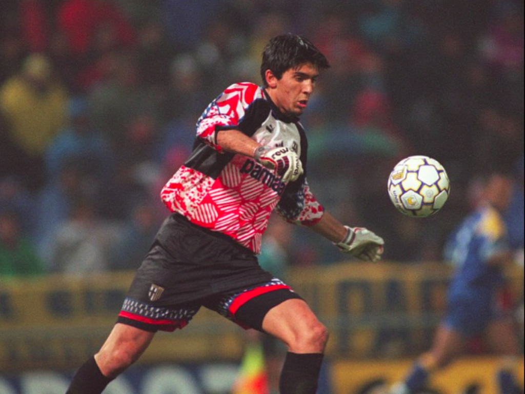 30 years ago the best goalkeeper in the world made his debut between ...